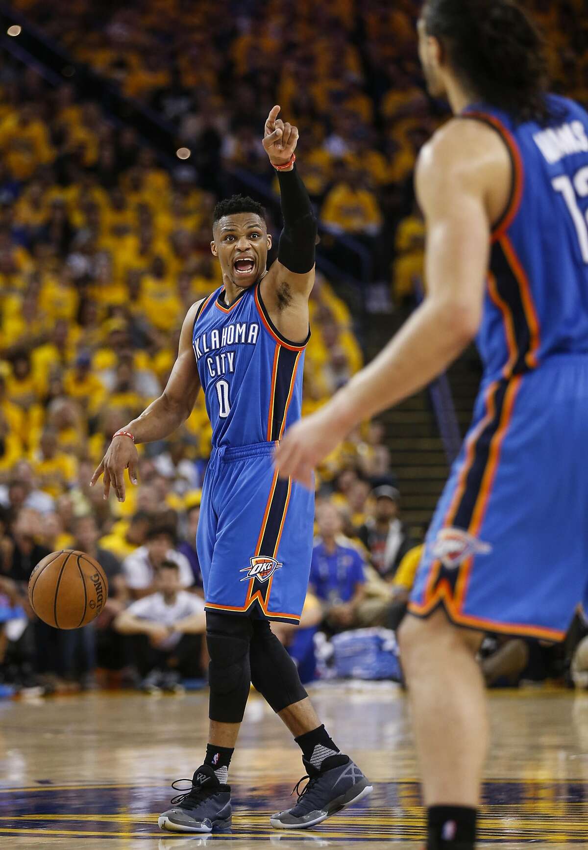 Steph Curry dives into the stands at Oracle, rest of the world asks why ...