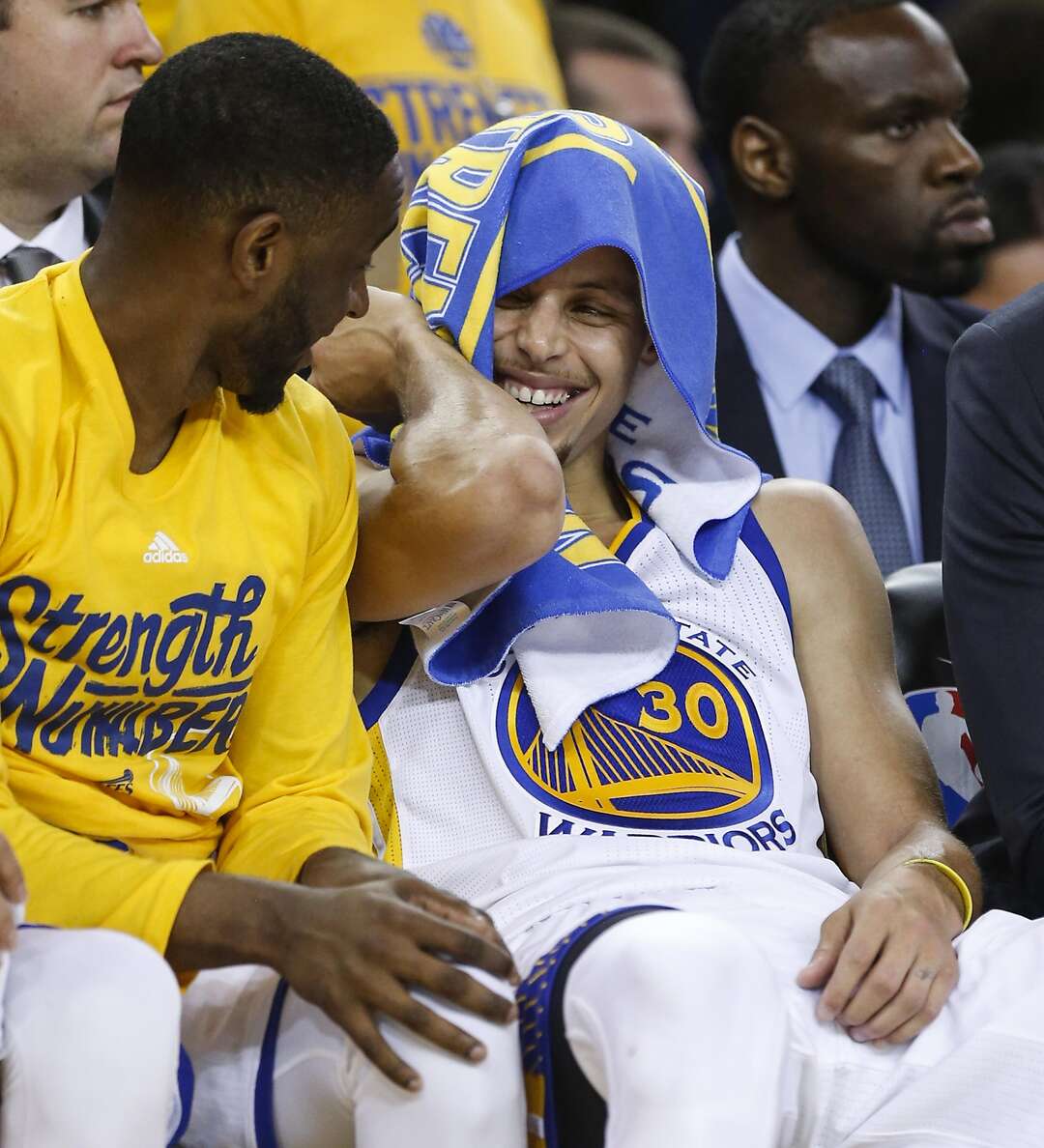 Steph Curry dives into the stands at Oracle, rest of the world asks why ...