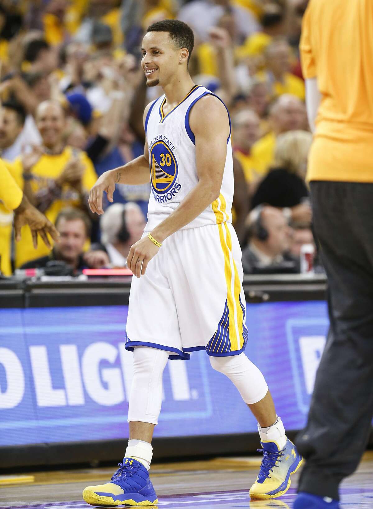 Steph Curry dives into the stands at Oracle, rest of the world asks why ...