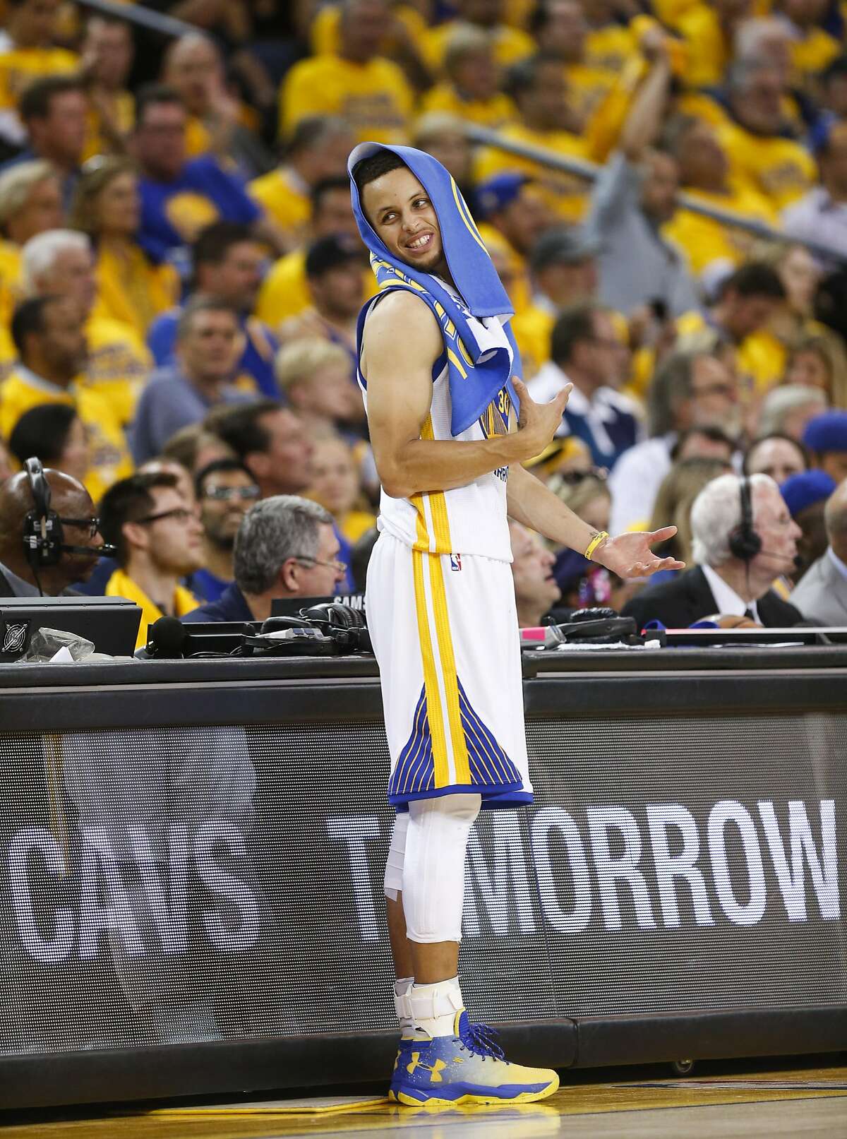 Steph Curry dives into the stands at Oracle, rest of the world asks why ...