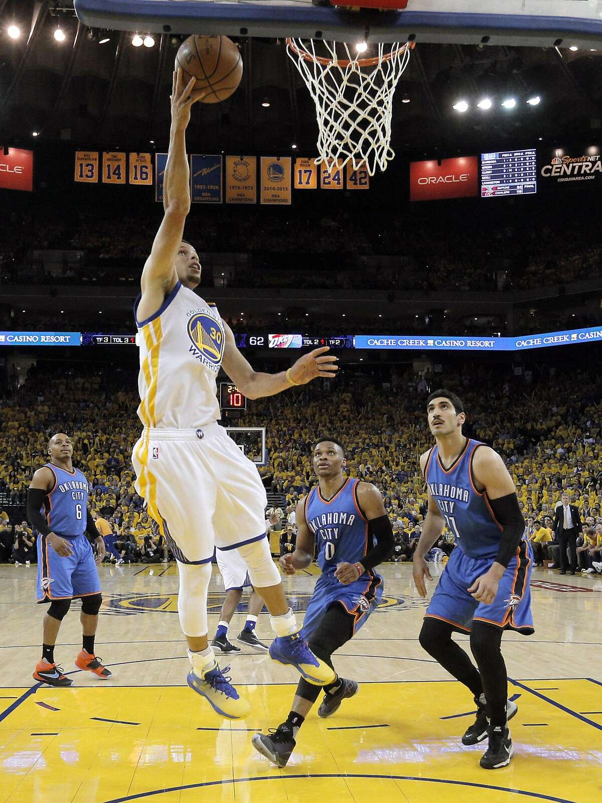 Steph Curry dives into the stands at Oracle, rest of the world asks why ...