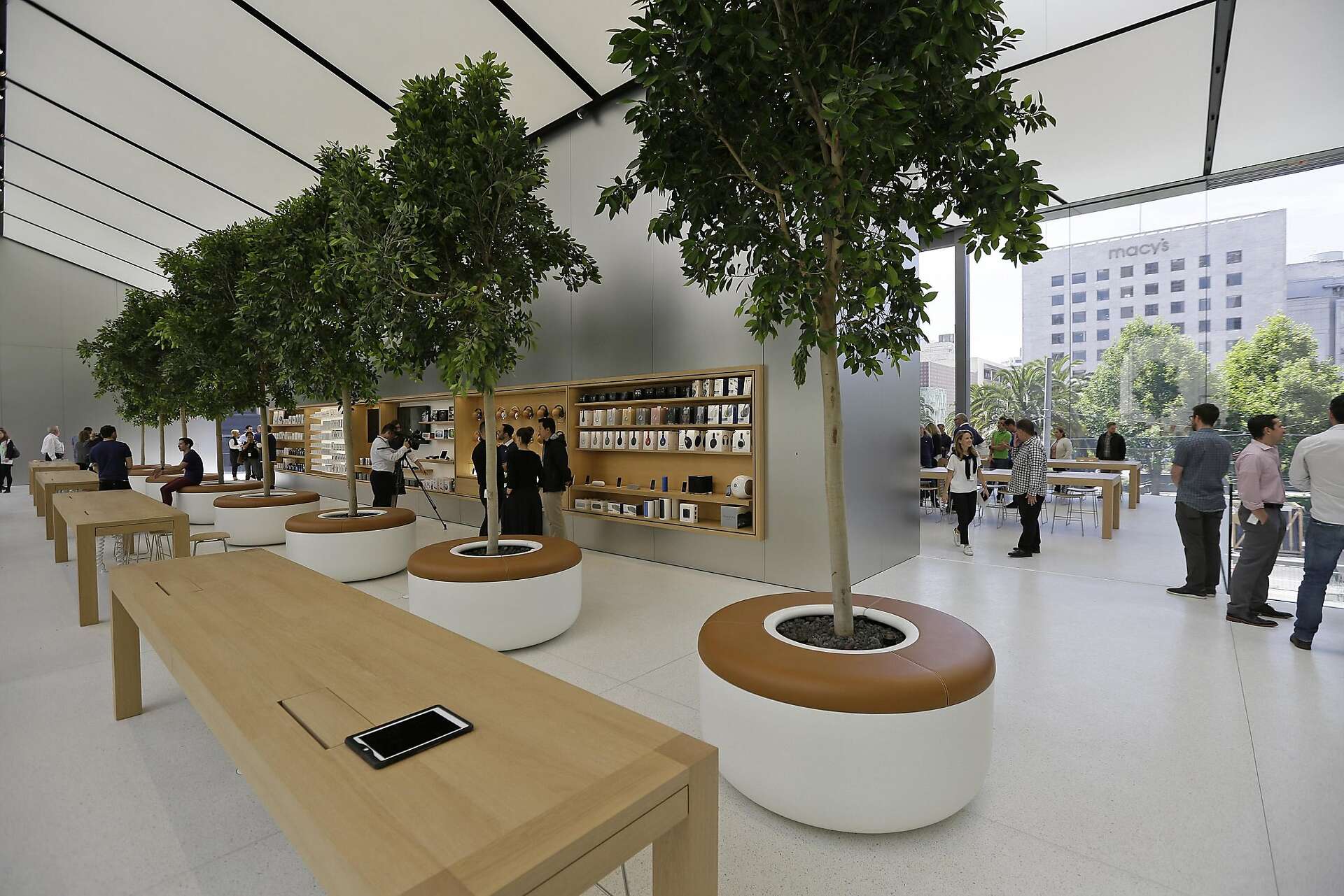 Apple hopes SF flagship will encourage customers to linger