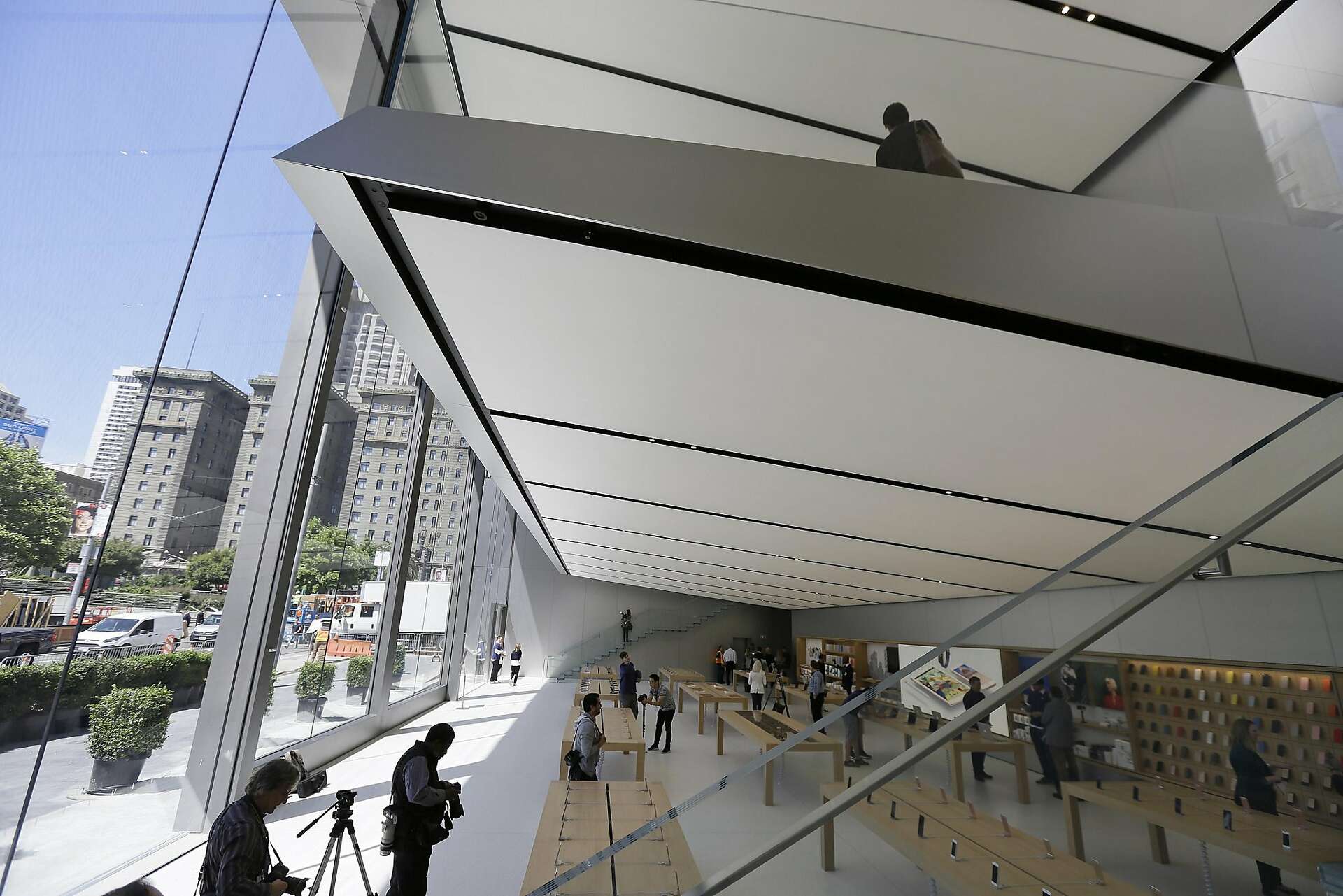 Apple hopes SF flagship will encourage customers to linger