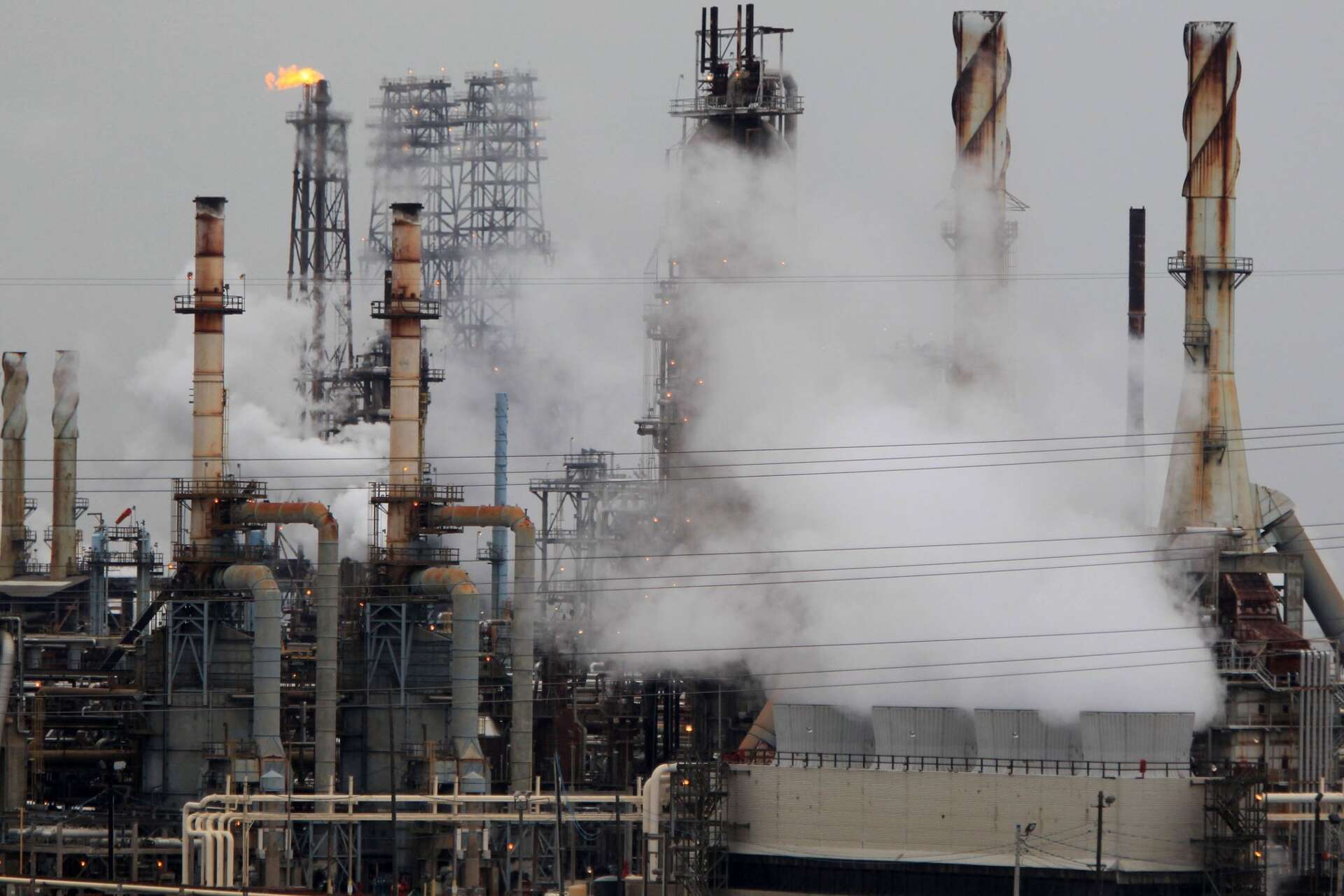 Pipeline leak near Exxon Mobil's Baytown plant prompts evacuations