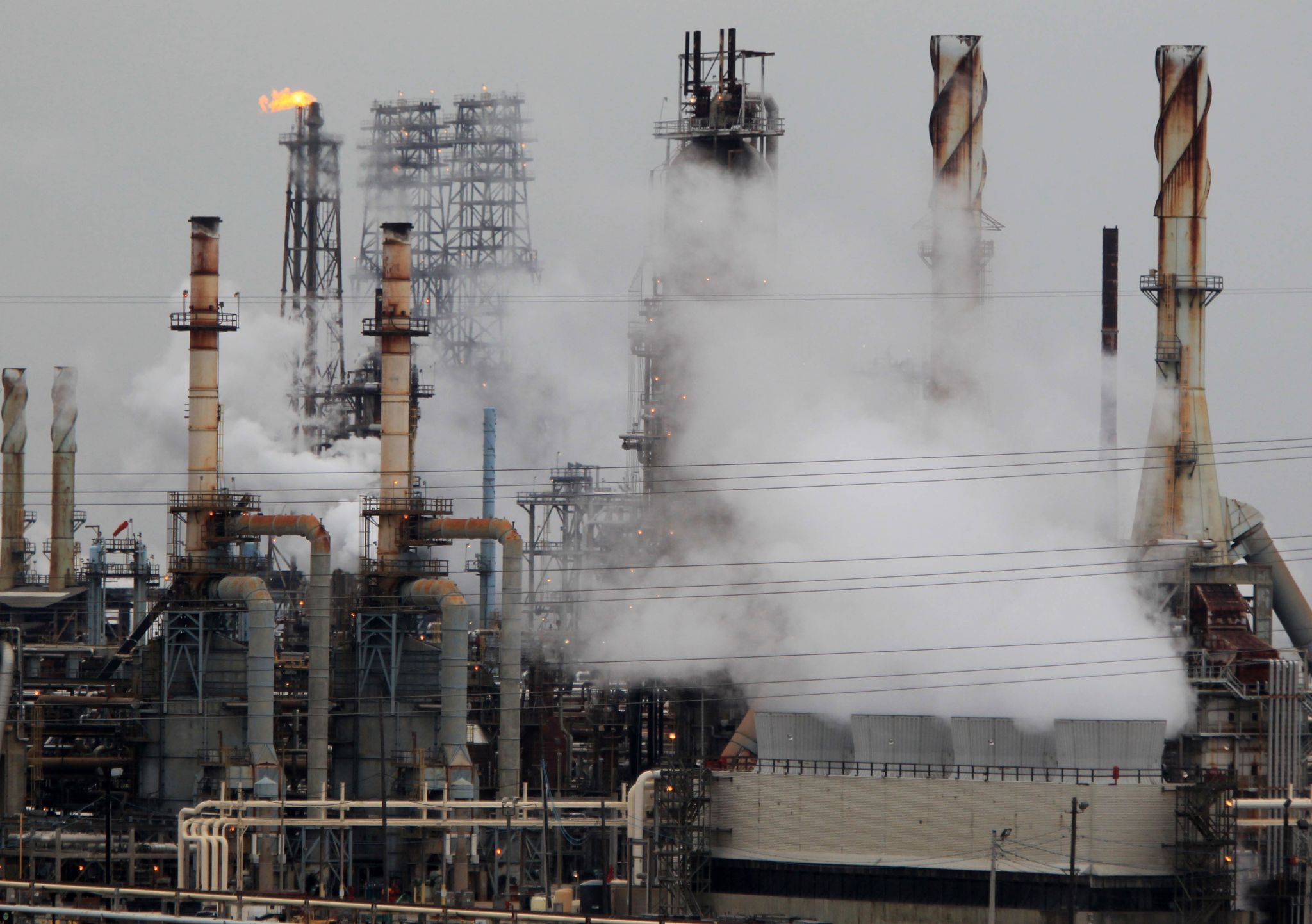 Pipeline leak near Exxon Mobil's Baytown plant prompts evacuations