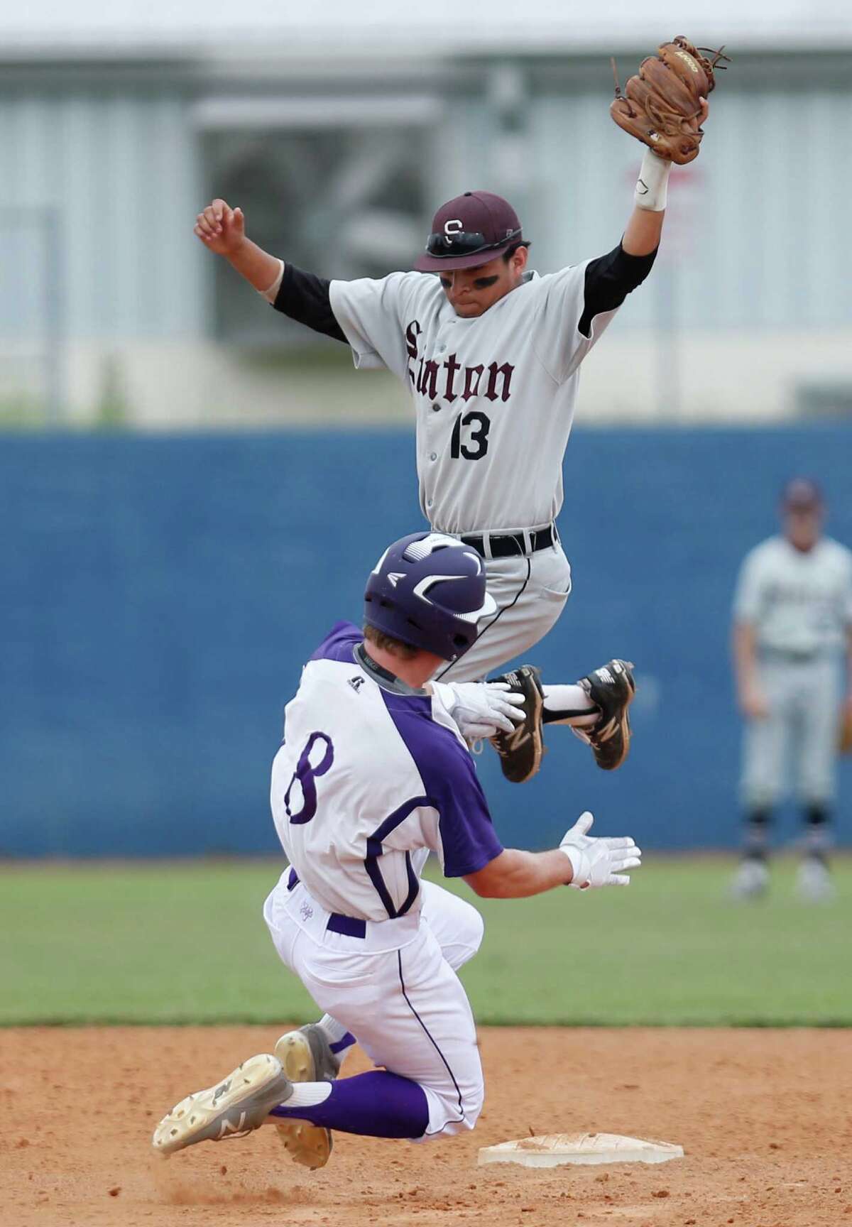 Boerne wins third-round opener on errant throw