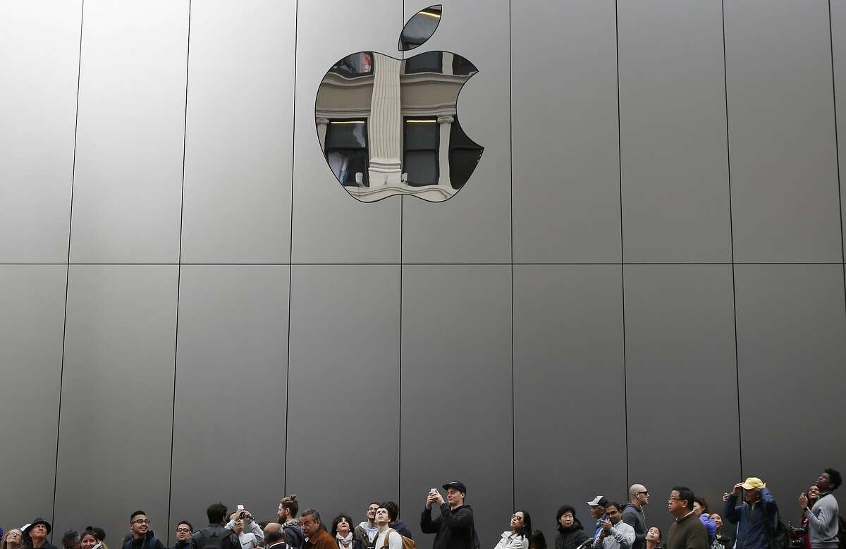 Apple Union Square store opens to large crowds