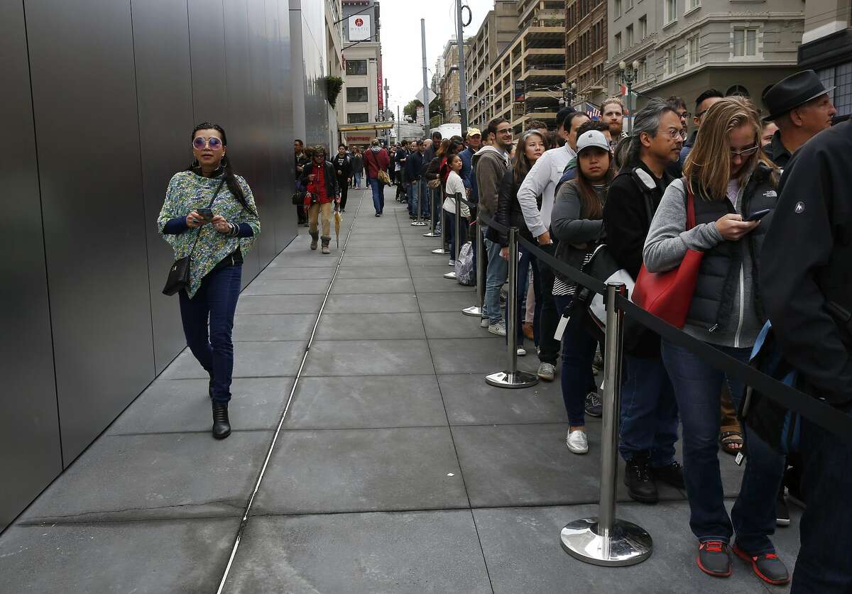 Apple Union Square store opens to large crowds
