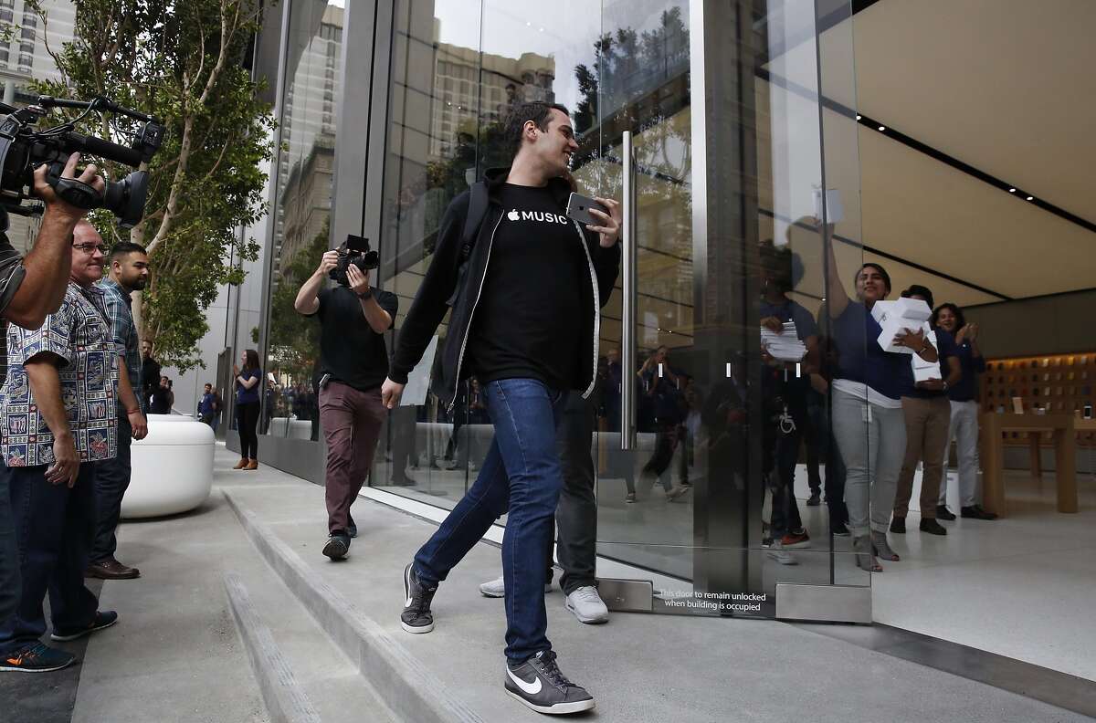 Apple Union Square store opens to large crowds
