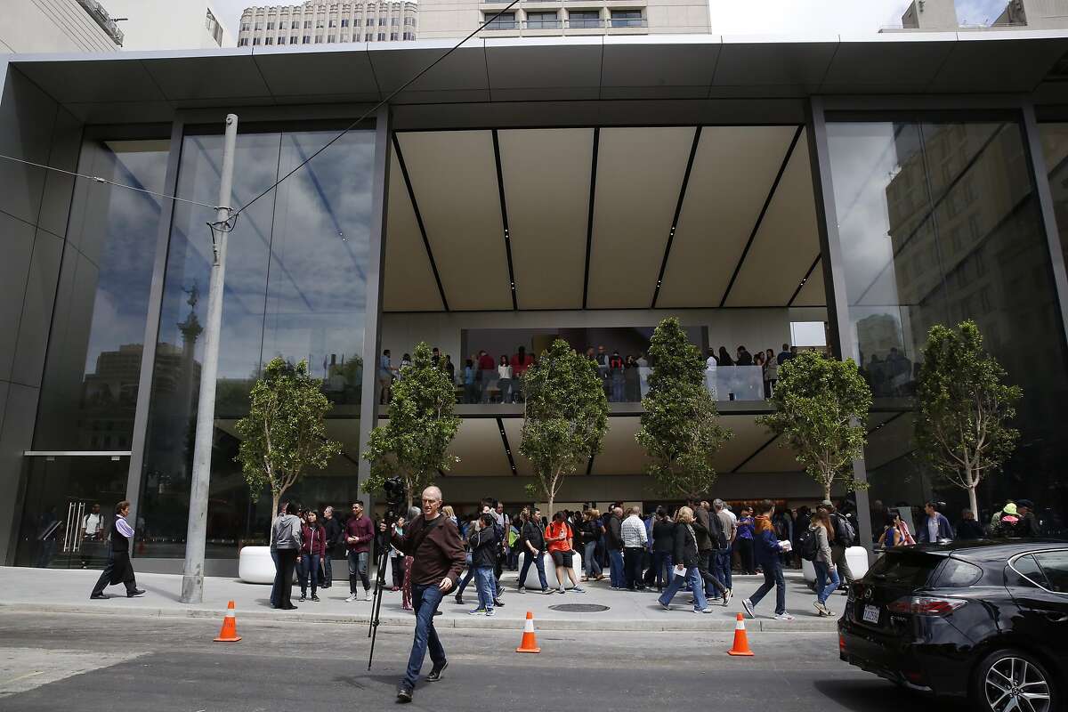 Apple Union Square store opens to large crowds