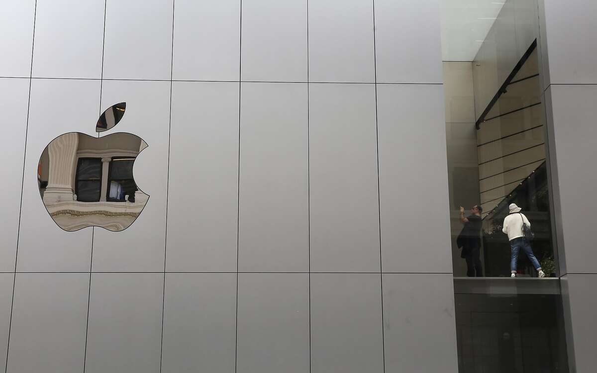 Apple Union Square store opens to large crowds