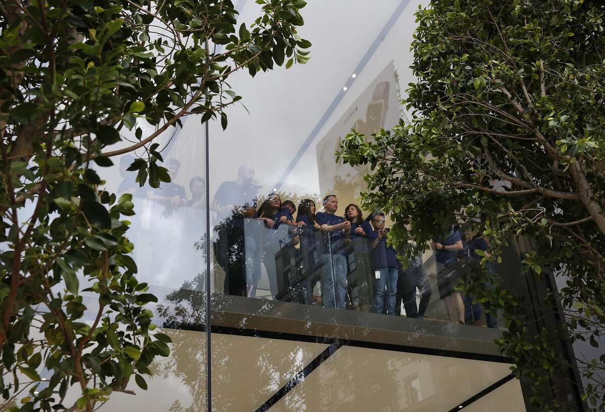 Apple Union Square store opens to large crowds