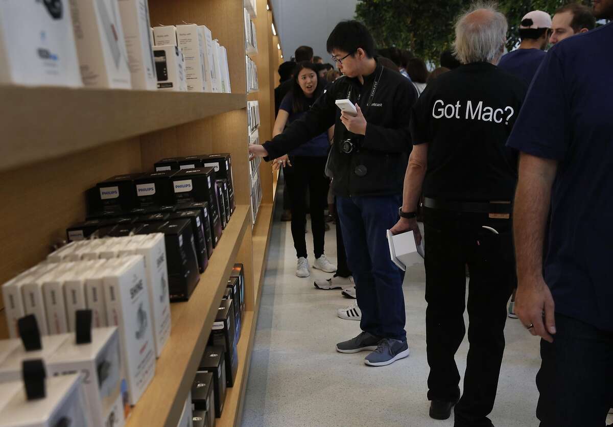 Apple Union Square store opens to large crowds