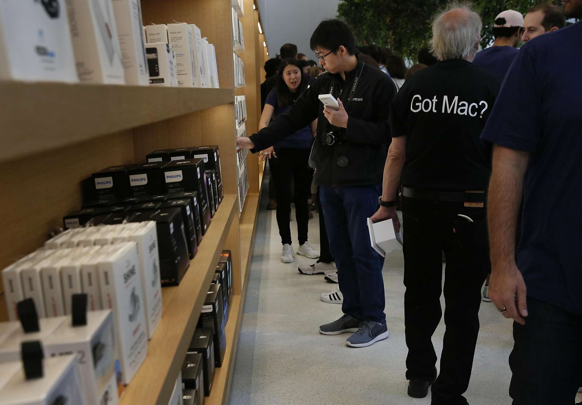 Apple Union Square store opens to large crowds