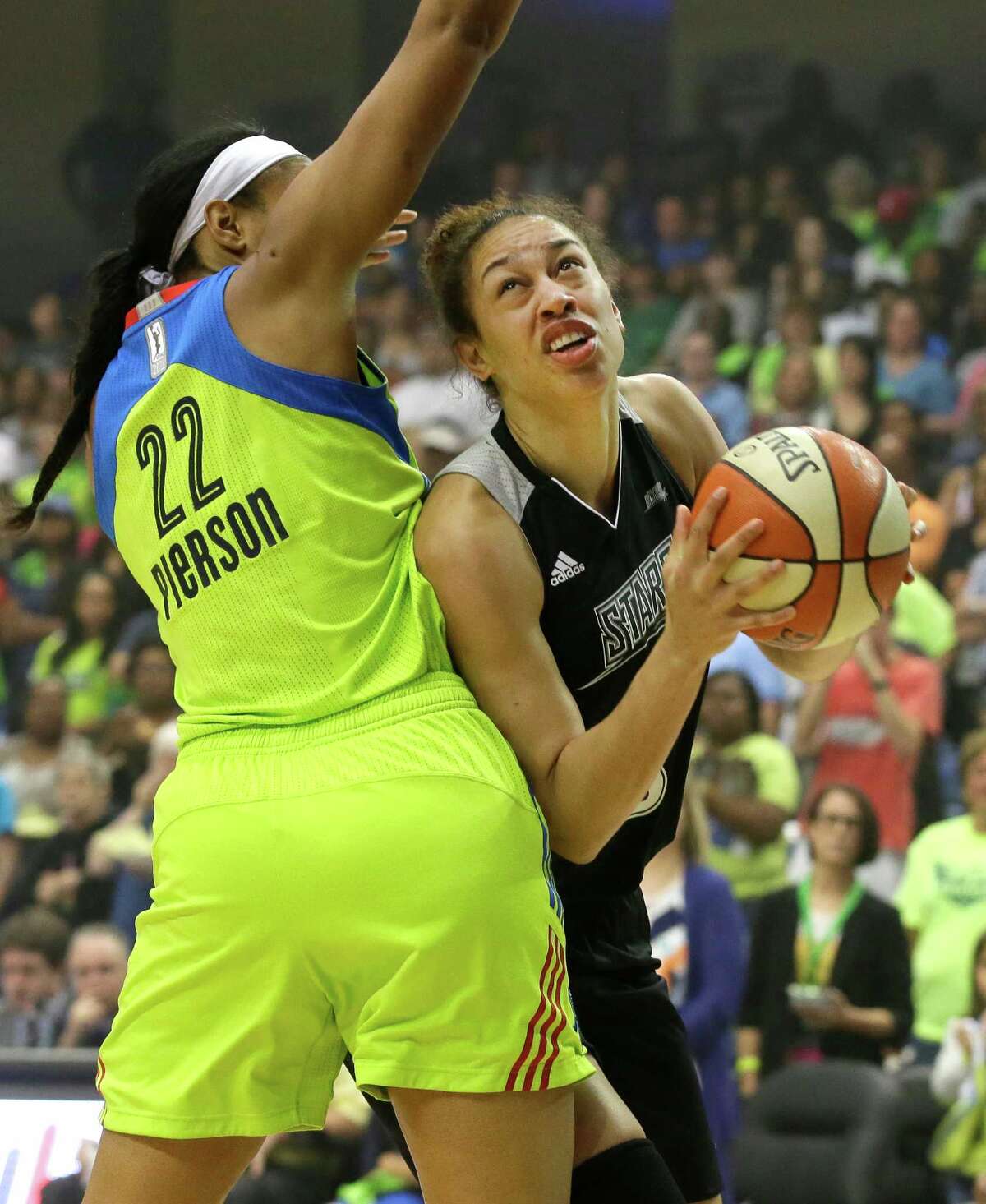 Wings win inaugural home game, keep Stars winless