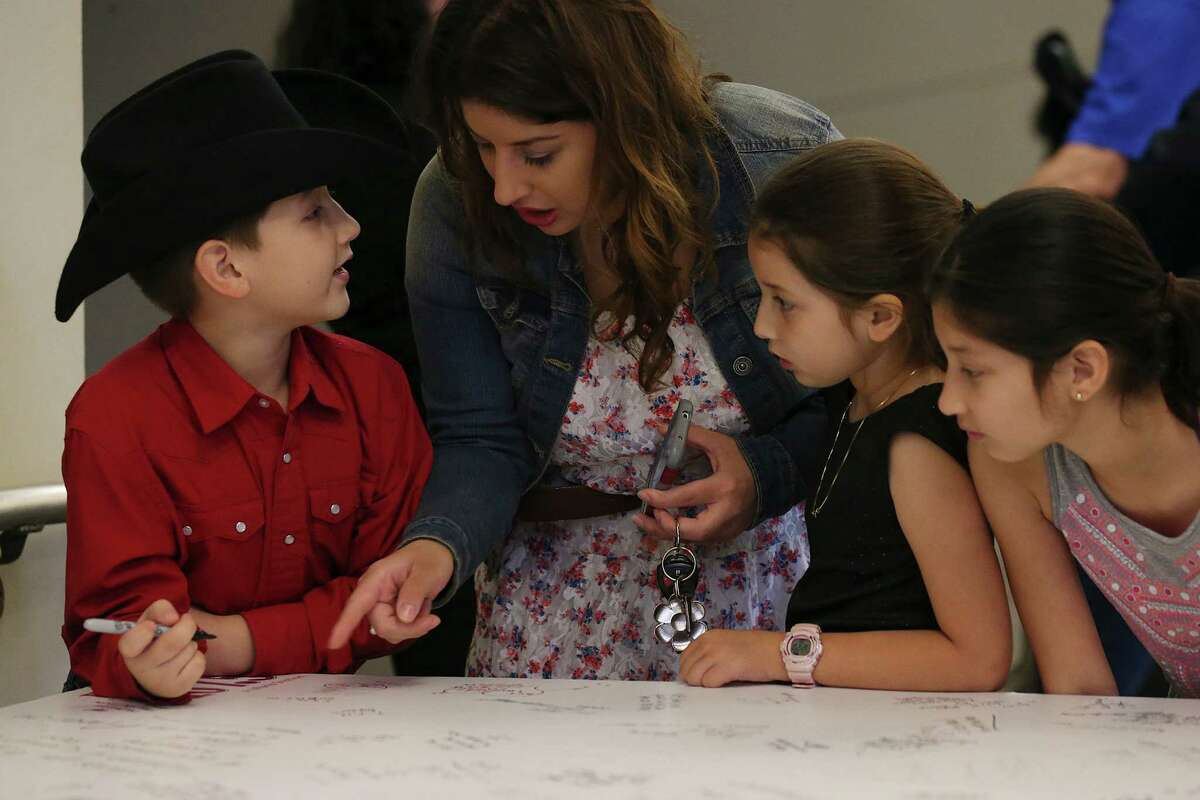 Family, friends of Tejano icon Navaira celebrate his music at memorial