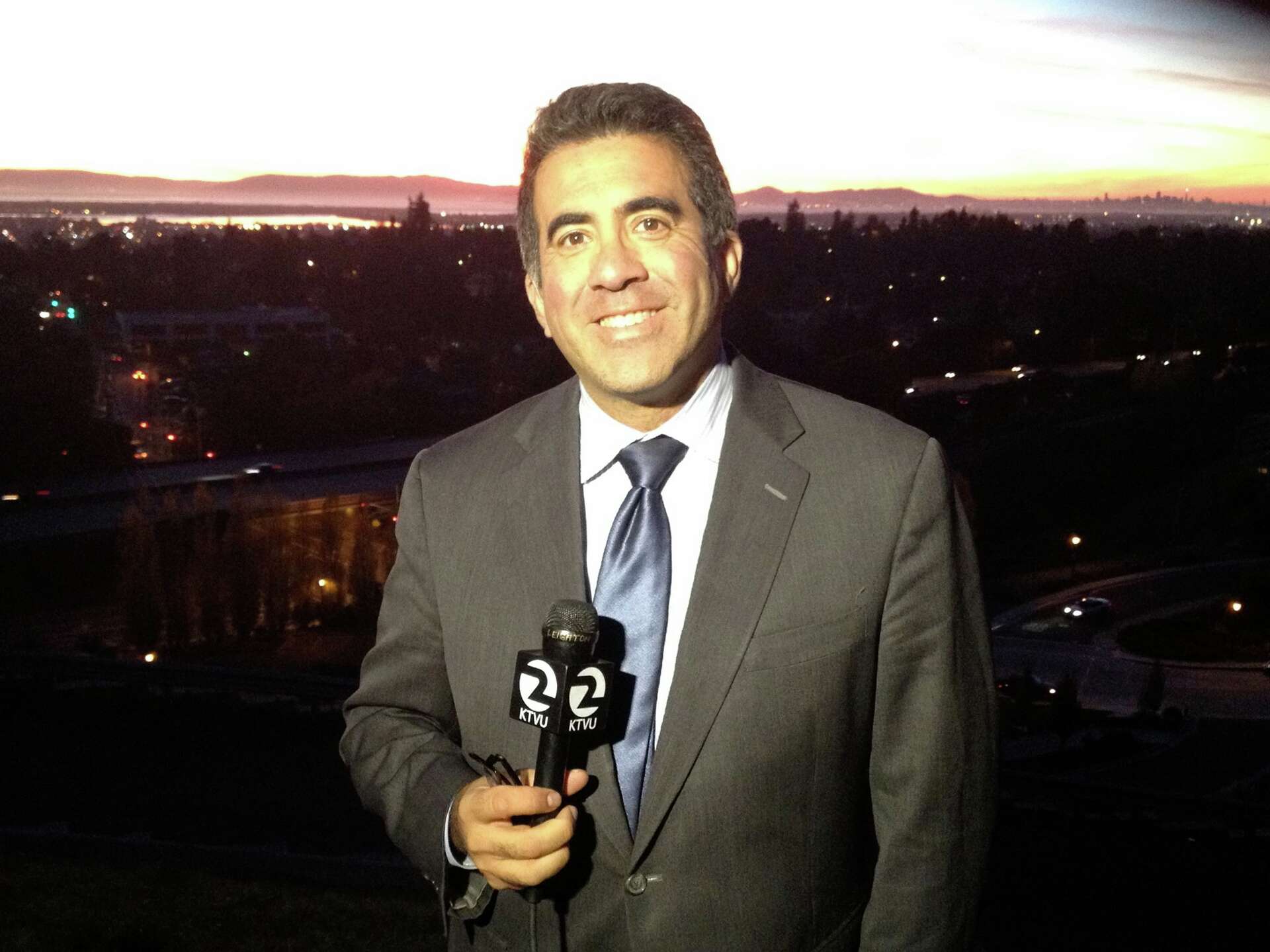 Watch this bird photobomb a KTVU weather report