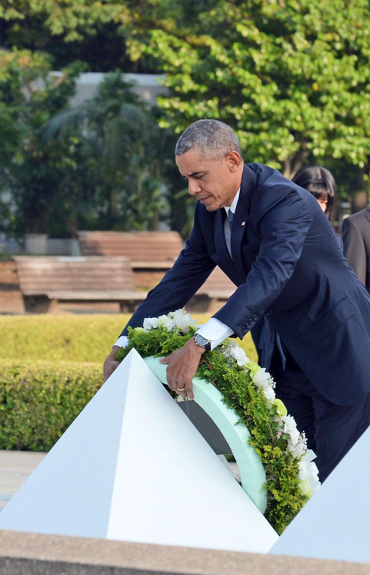 Obama urges end to nuclear arms in Hiroshima visit