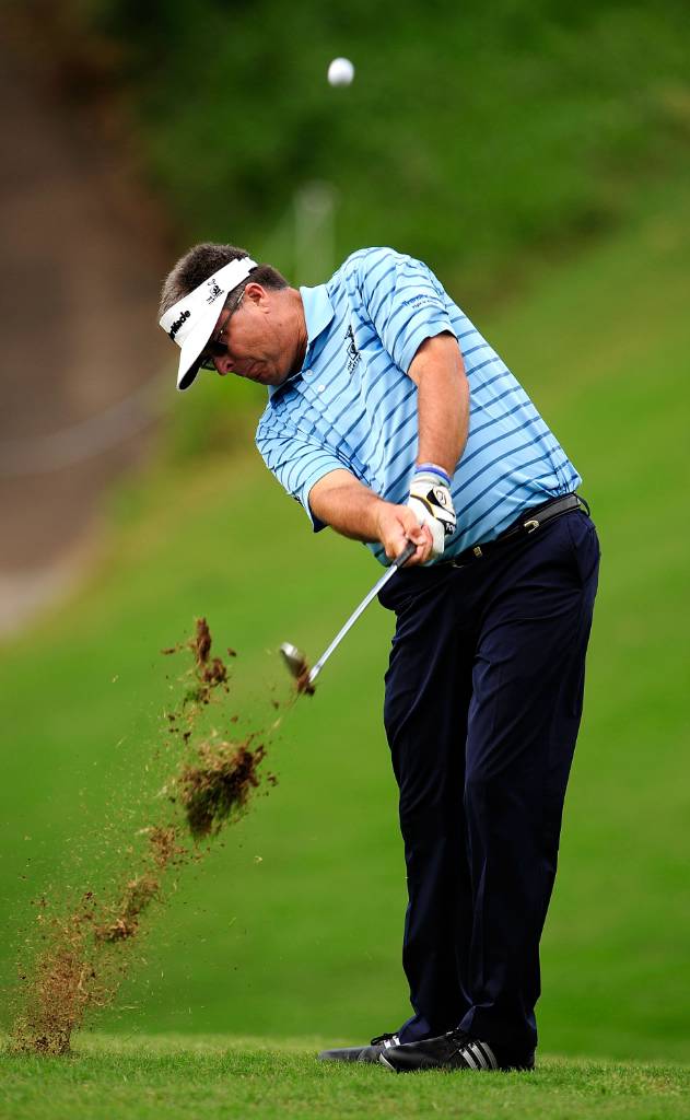 Perry trying to regain his form, hang with golf's younger set