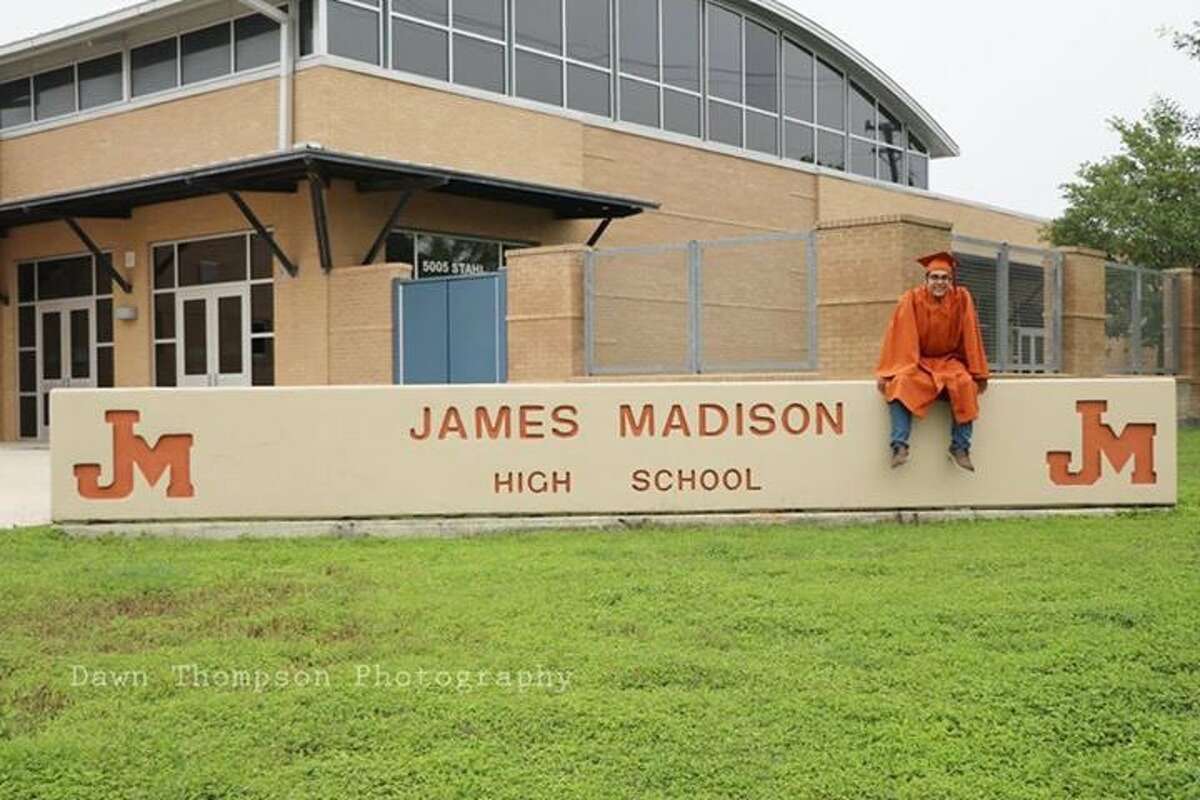 San Antonio honor student uses Whataburger as backdrop for graduation ...