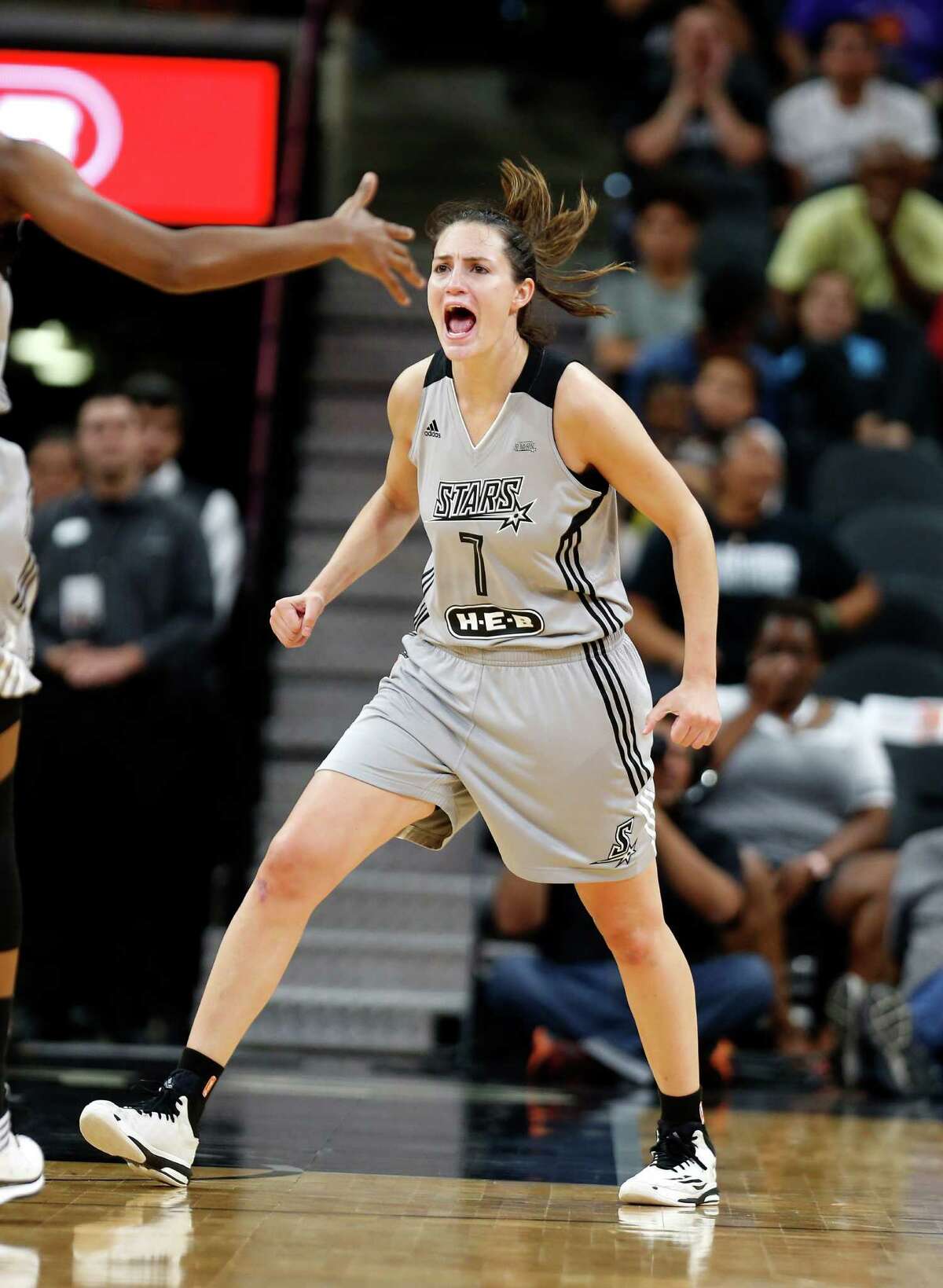 Peters’ late surge lifts Stars to first win