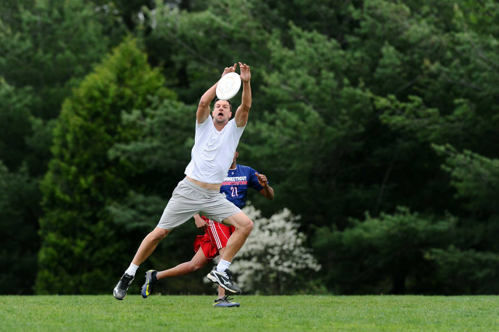 Ultimate frisbee fans toss it out as fun, safe alternative sport