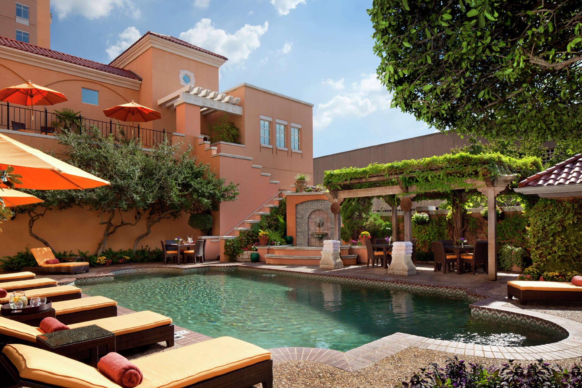 Marriott Marquis Houston debuts Texas-shaped pool in grand opening