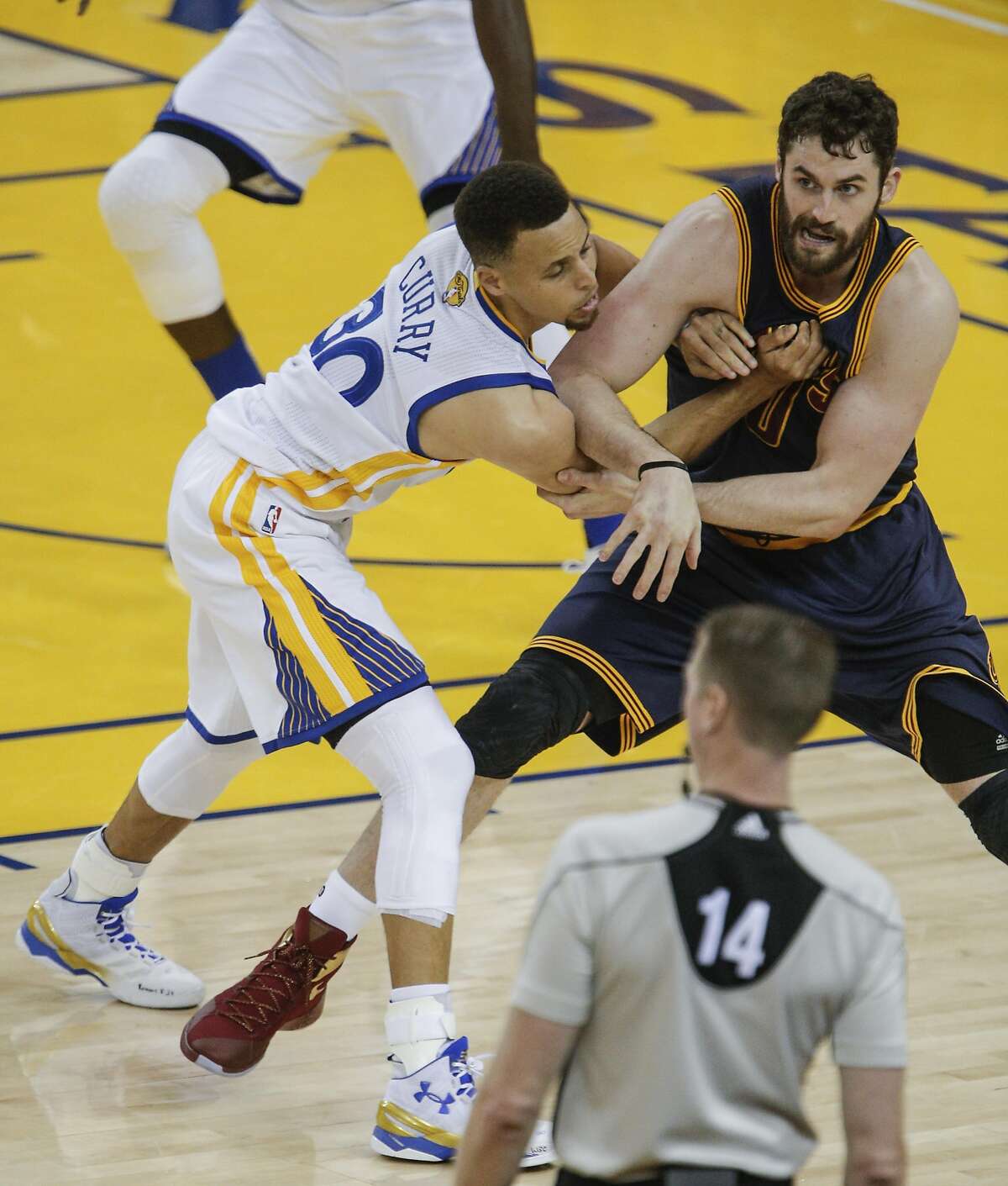Stephen Curry struggles and Warriors still dispatch Cavs in Game 1