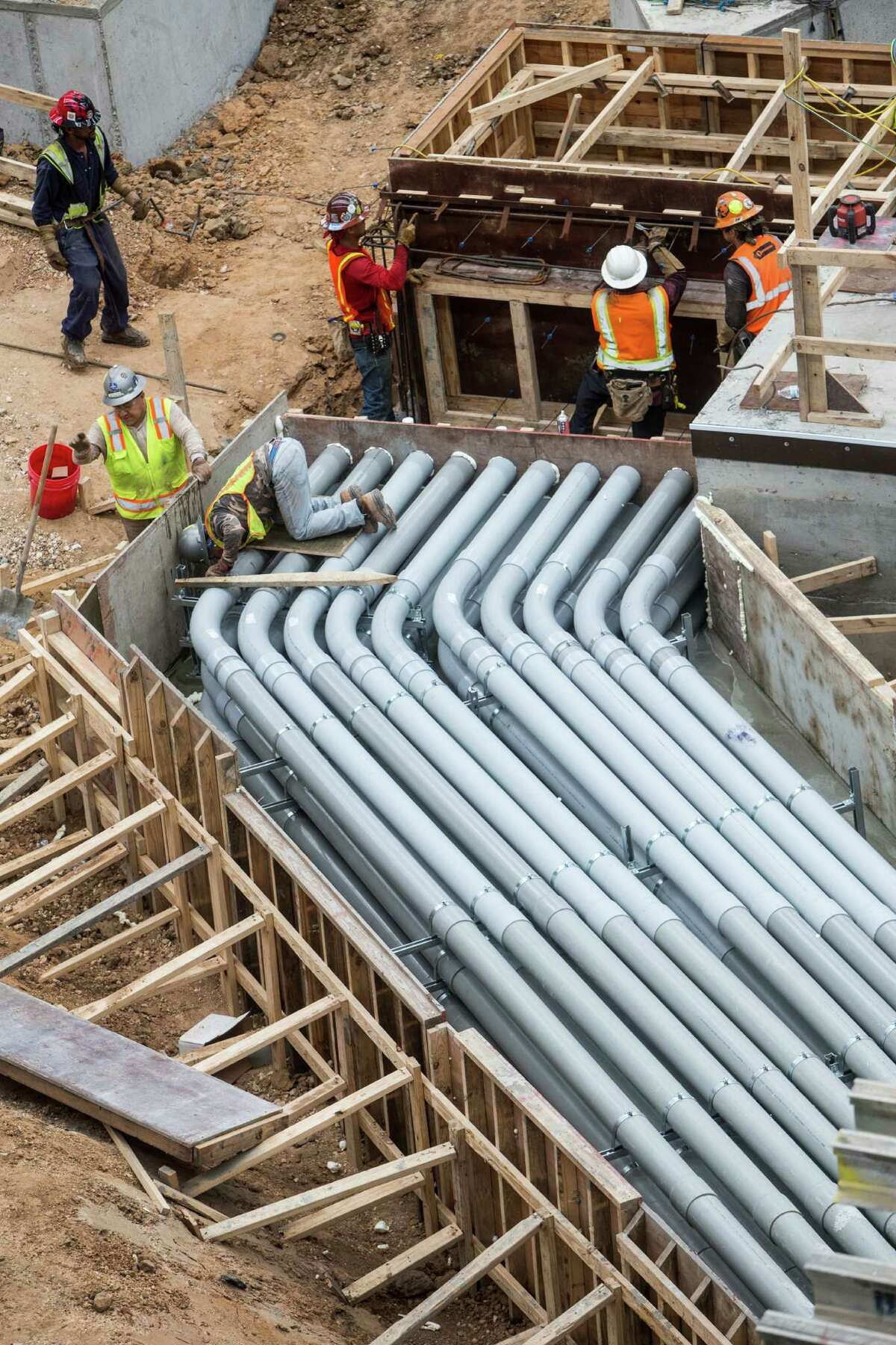 Tenaris spending $1.8 billion on pipe plant amid oil slump