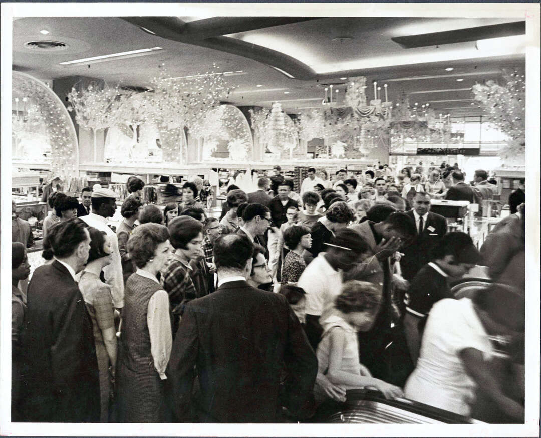 200,000 Visit New Foley's Opening Day