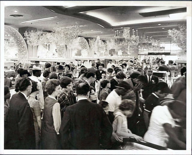 200,000 Visit New Foley's Opening Day