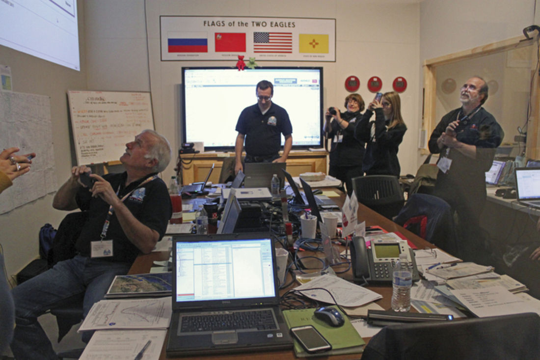 Balloon crew surpasses distance record in Pacific flight