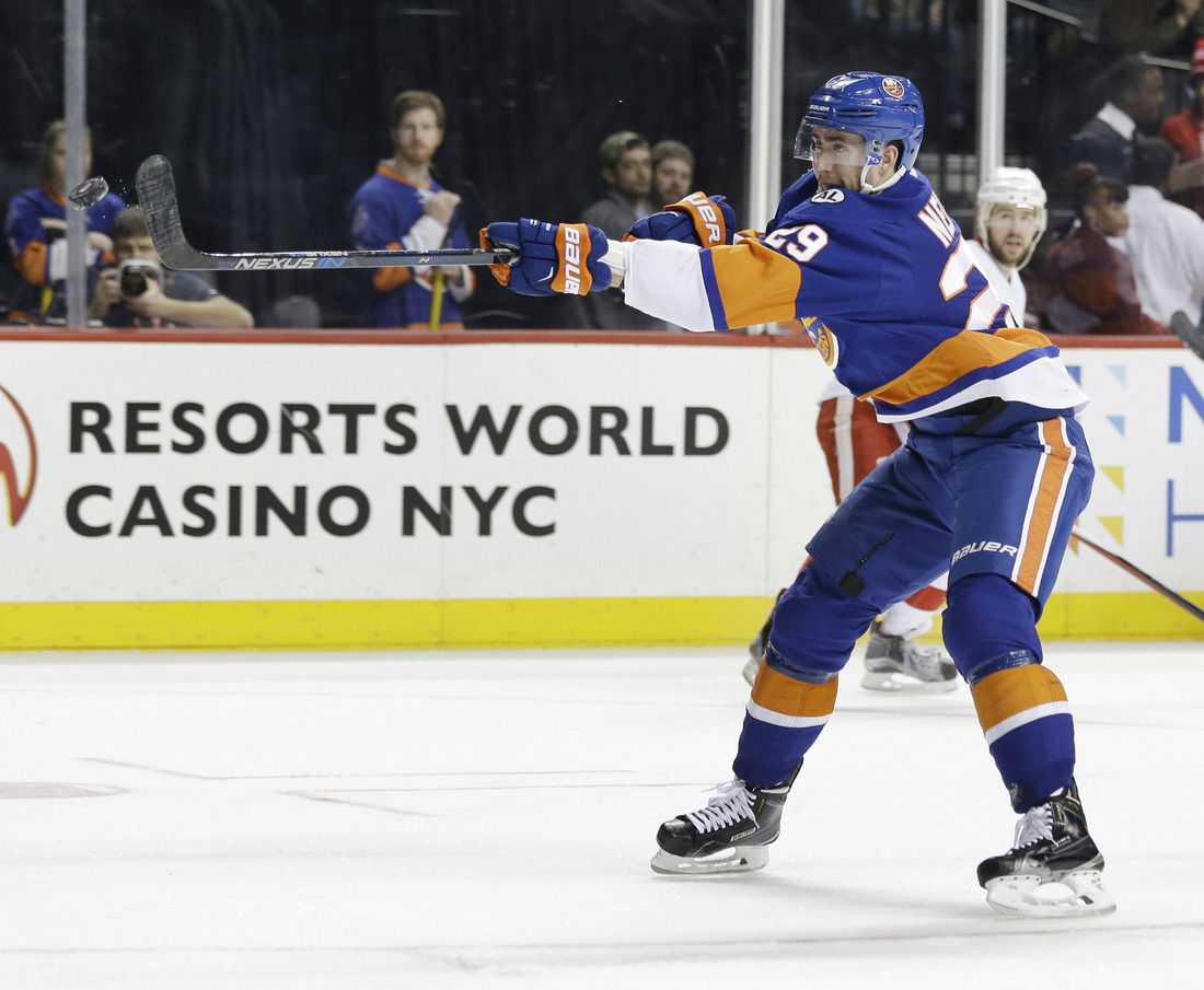 Nelson keys 3-goal second period as Islanders beat Red Wings