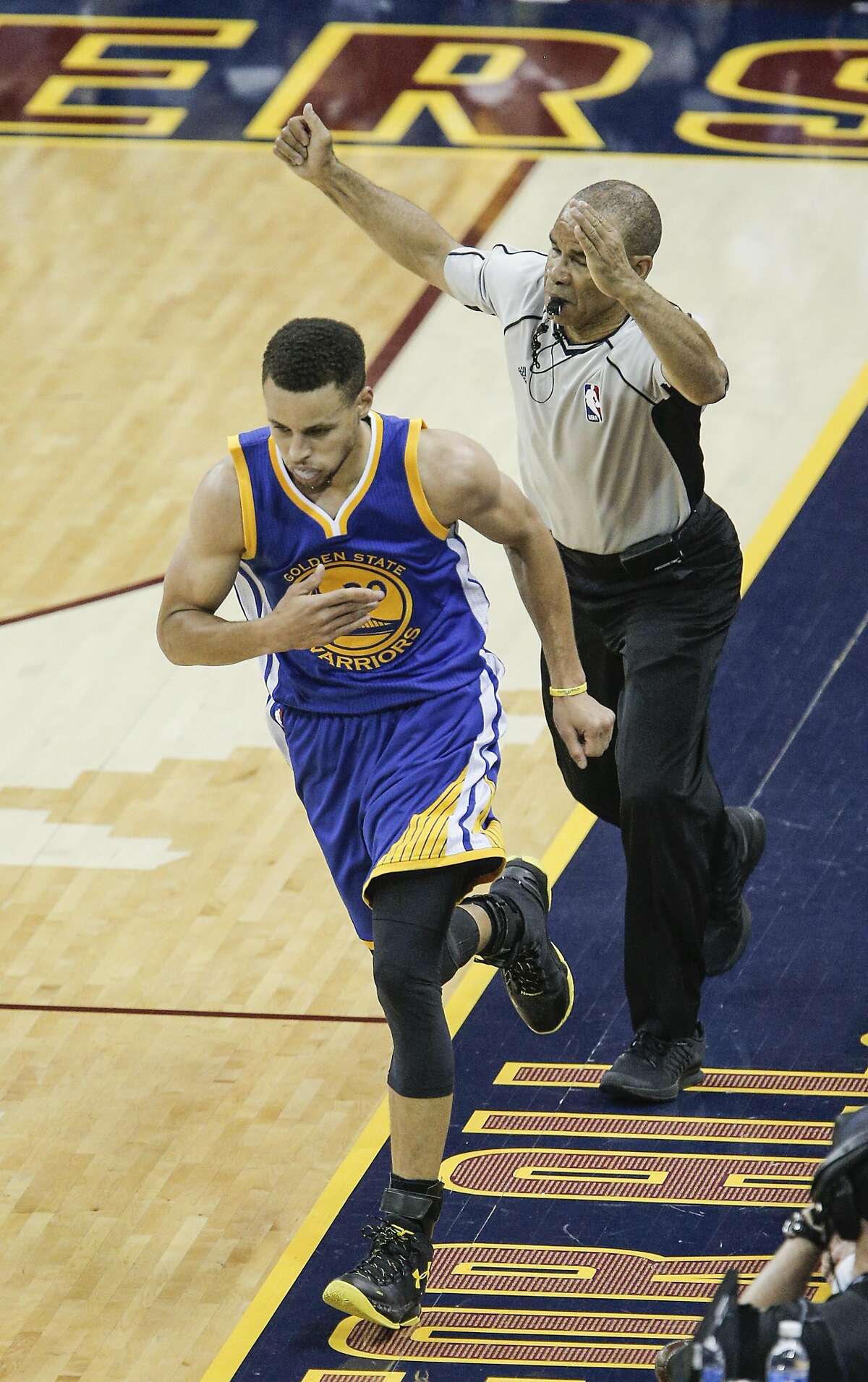Curry awakens, ushers Warriors to Game 4 win