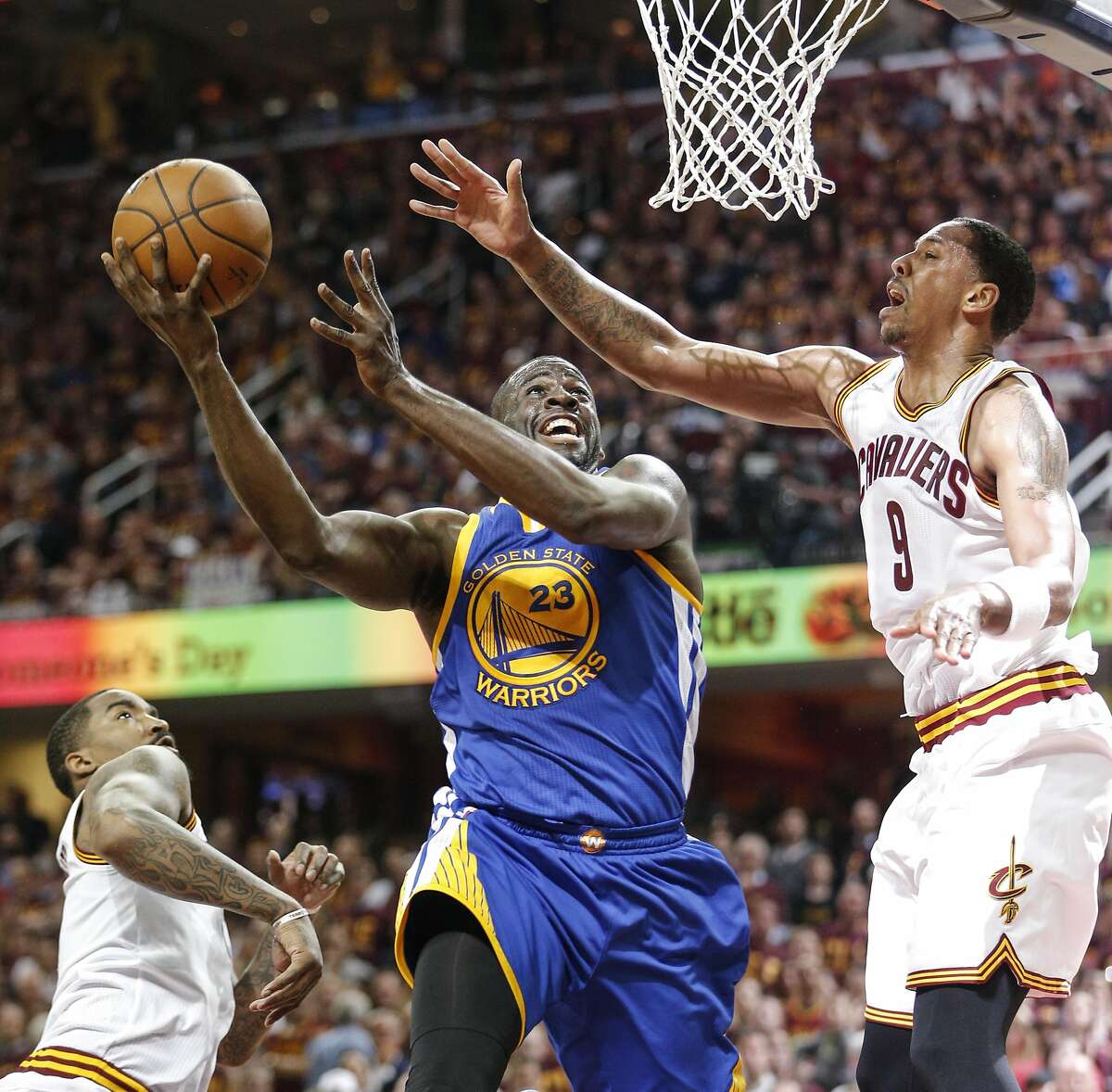 Curry awakens, ushers Warriors to Game 4 win