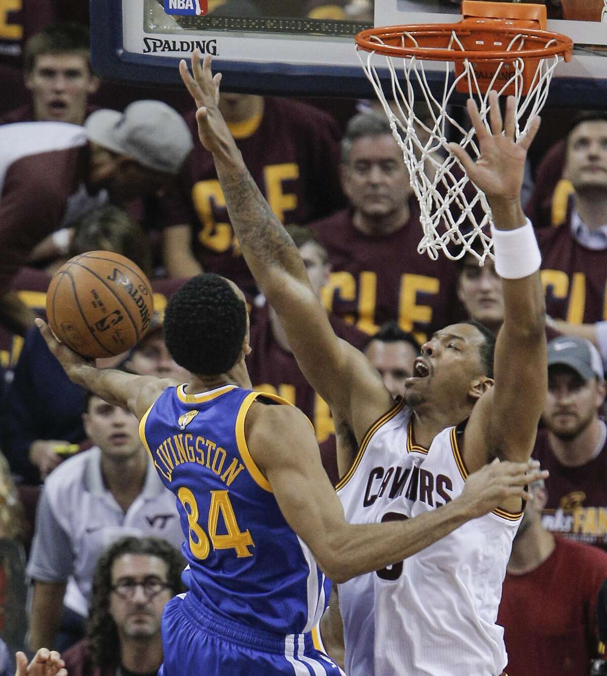 Curry awakens, ushers Warriors to Game 4 win