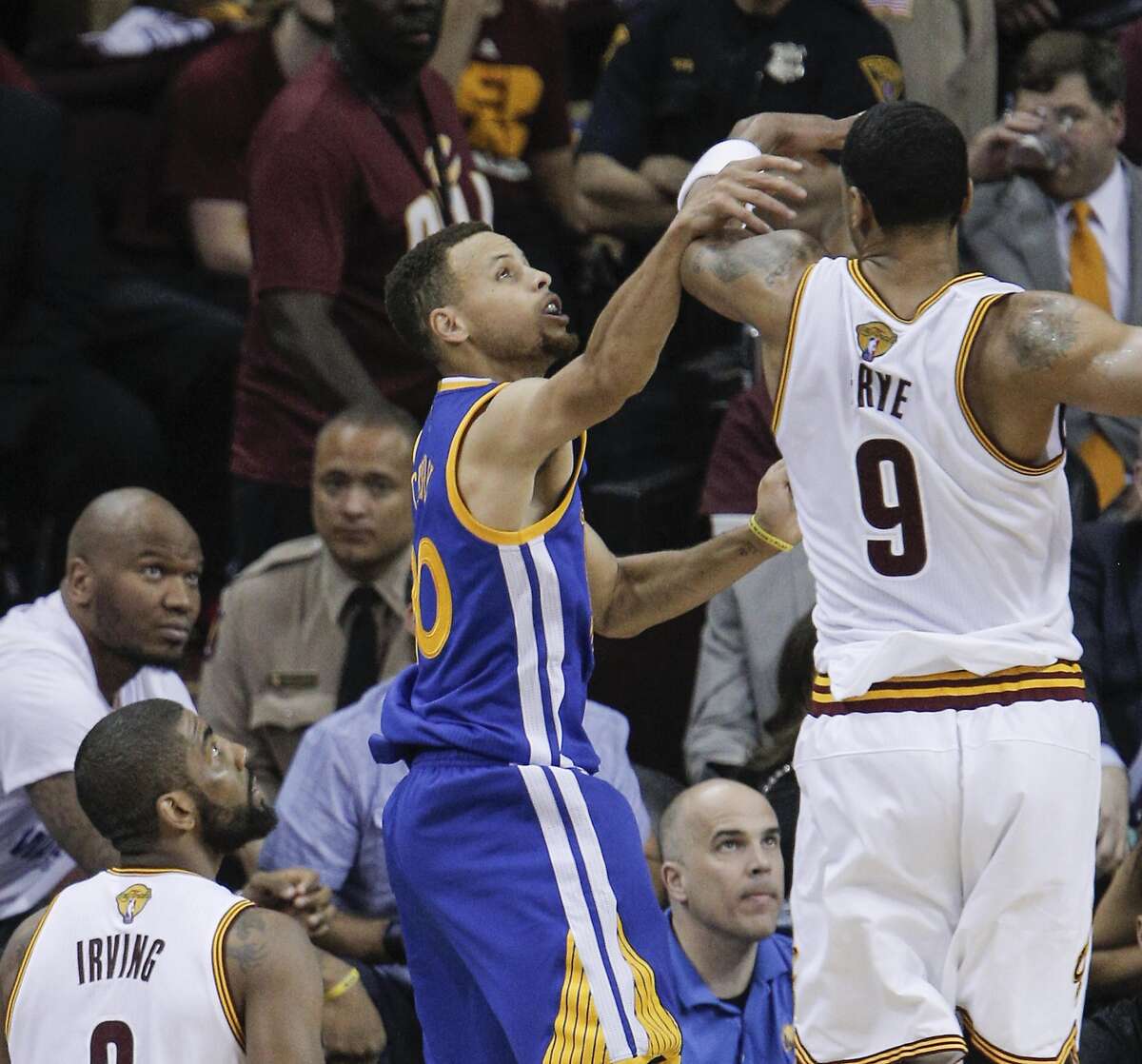 Curry awakens, ushers Warriors to Game 4 win