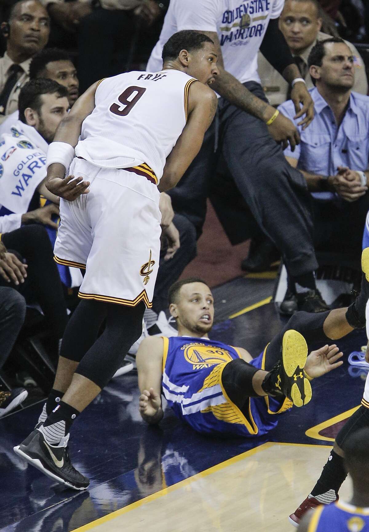 Curry awakens, ushers Warriors to Game 4 win