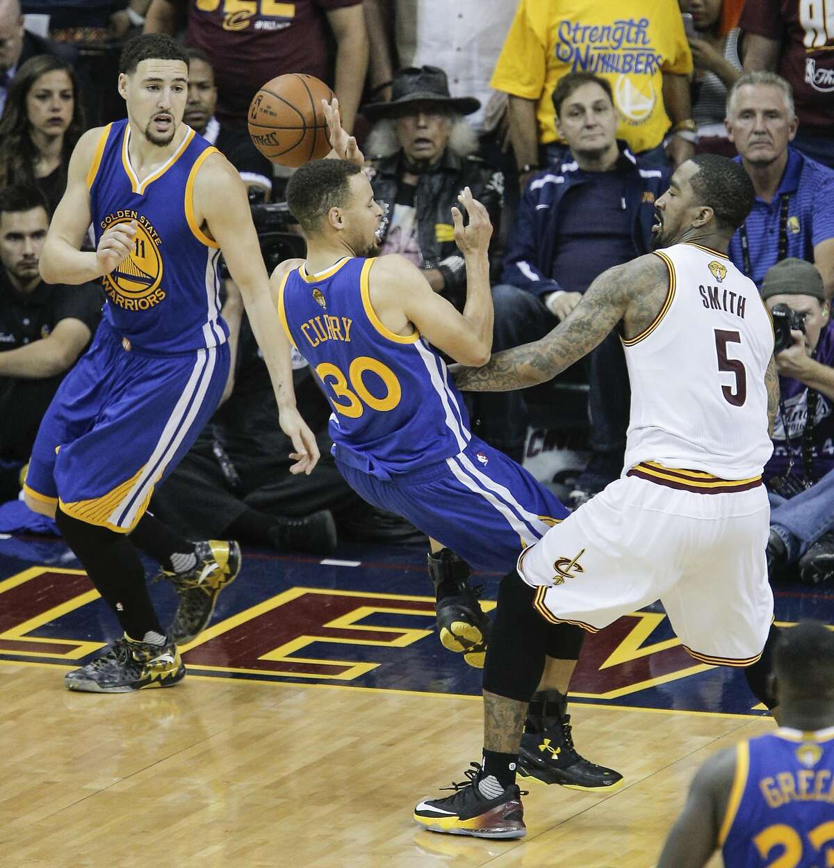 Curry awakens, ushers Warriors to Game 4 win