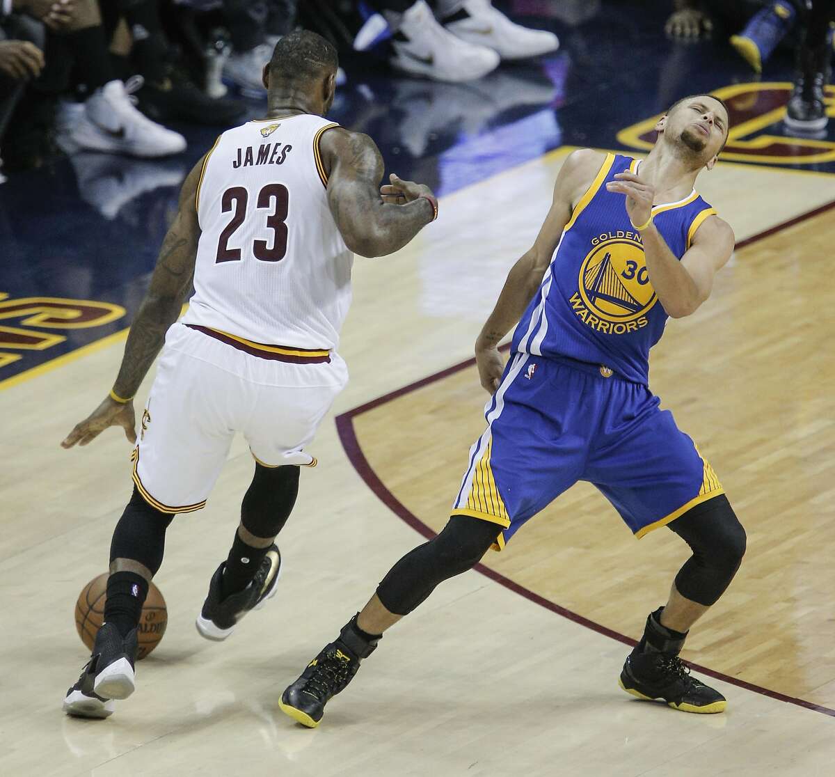 Curry awakens, ushers Warriors to Game 4 win