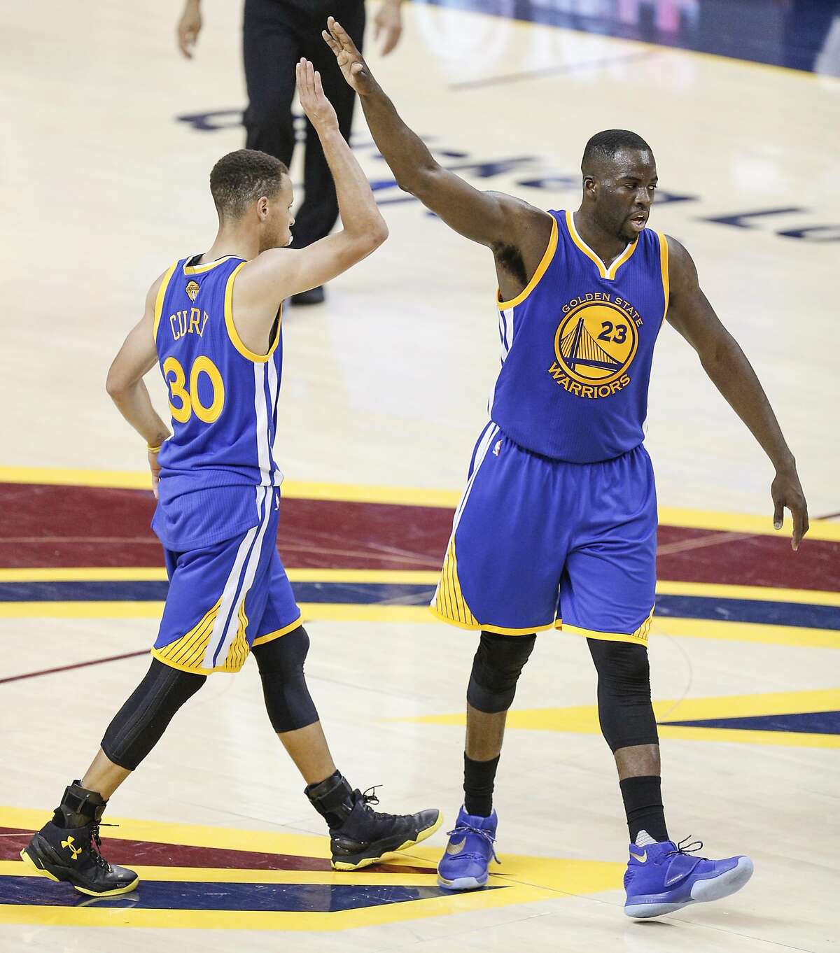 Curry awakens, ushers Warriors to Game 4 win