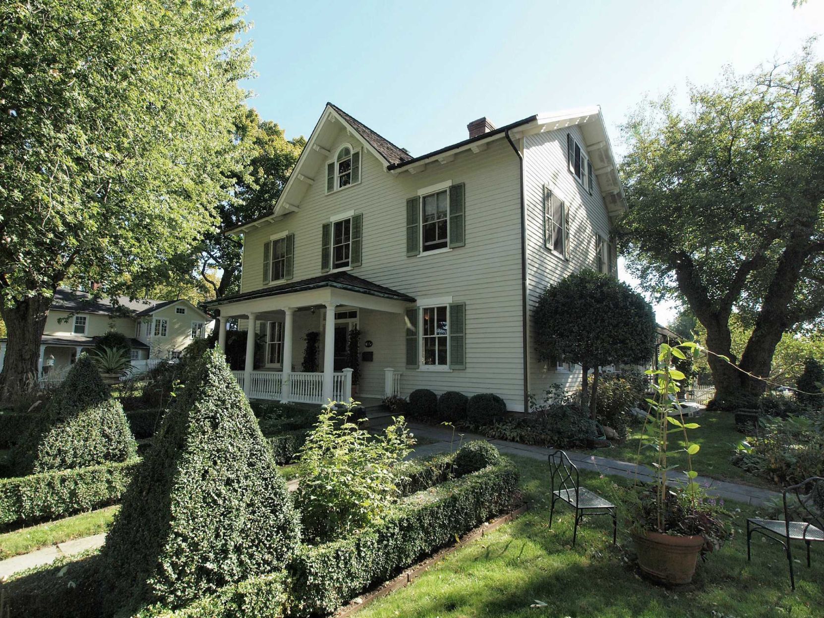 On the market: Beautiful gardens in southwestern Connecticut