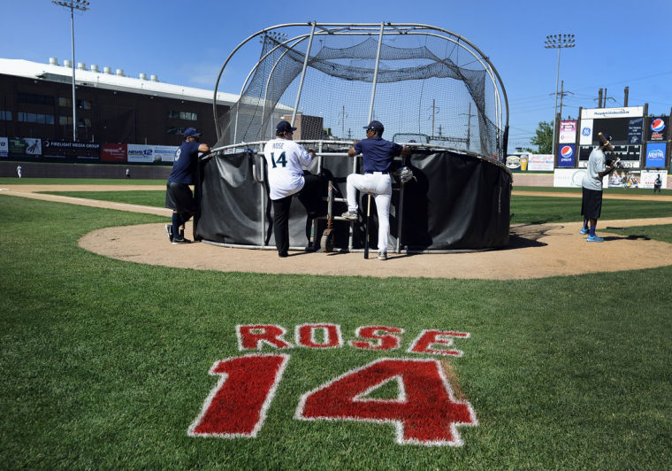 Pete Rose manages team, 1st time in 25 years
