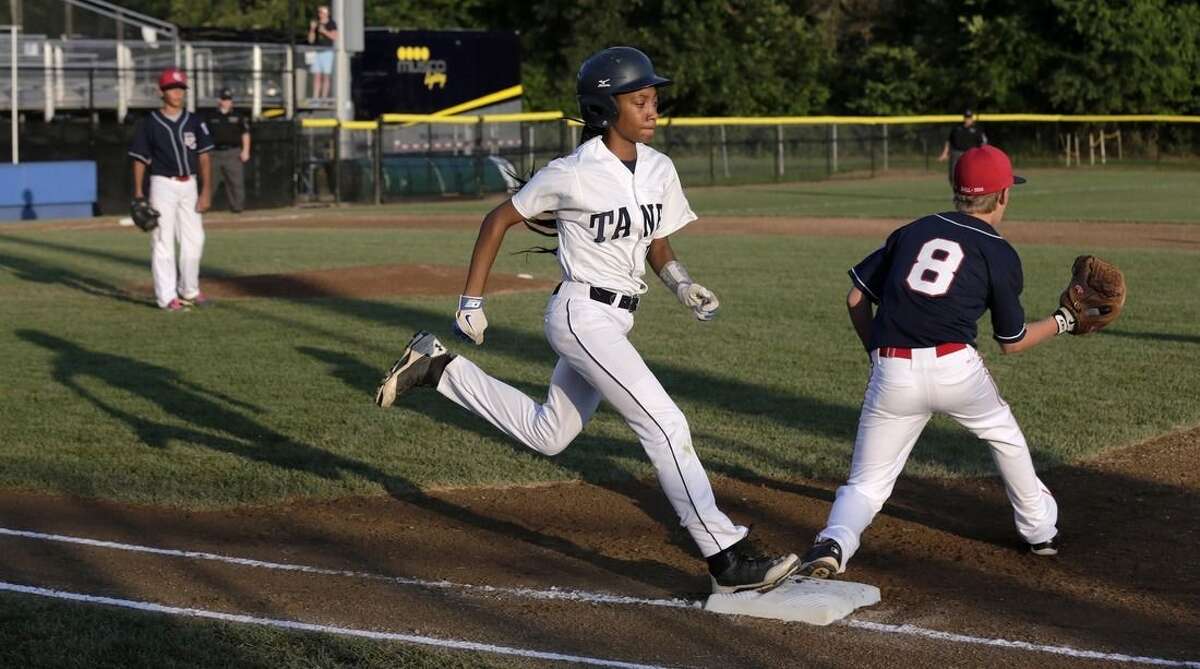 Female pitching star leads team to LLWS