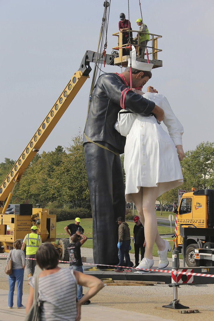 Sculpture of end-of-WWII kiss lands in Normandy