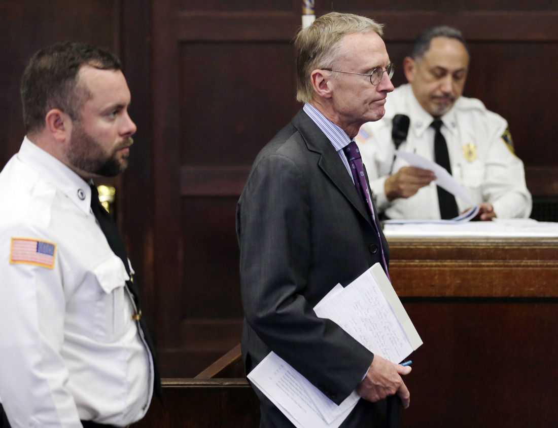 Judge rejects Hernandez bid to move murder trial