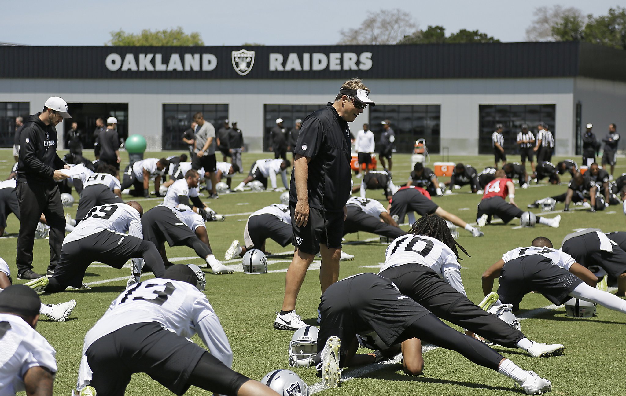 Jack Del Rio ignores hype about Raiders