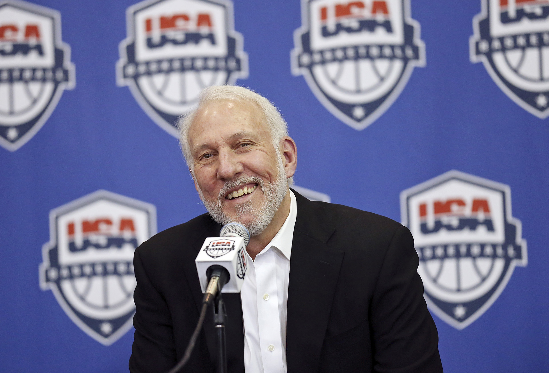 Spurs' Gregg Popovich surprises Thunder GM Sam Presti at awards banquet