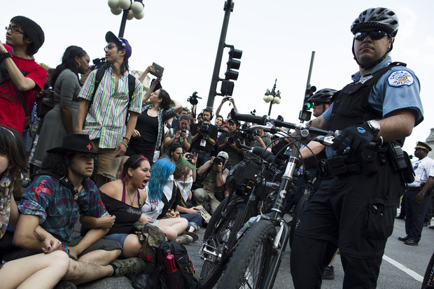 Thousands begin NATO protest march through Chicago