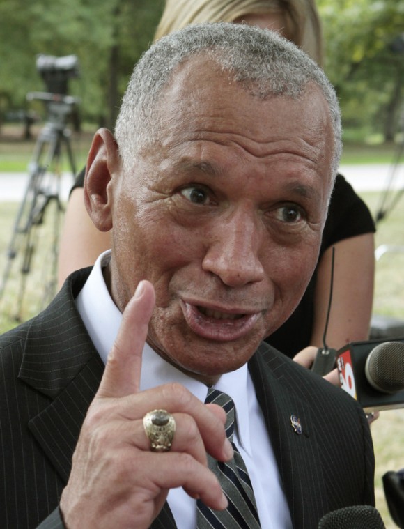 Astronauts, family mourn humble hero Armstrong